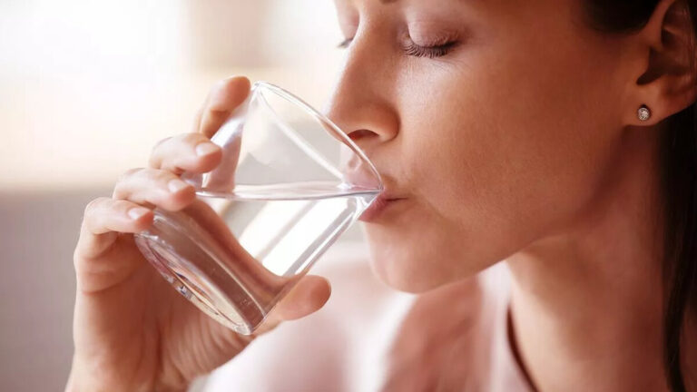 Sip by Sip: The Correct Way of Drinking Water as per Ayurveda